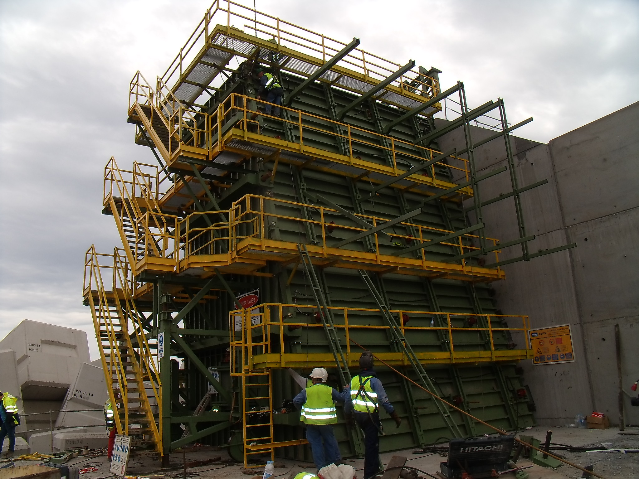 Crown Wall formwork equipment - Rubrica Maritime